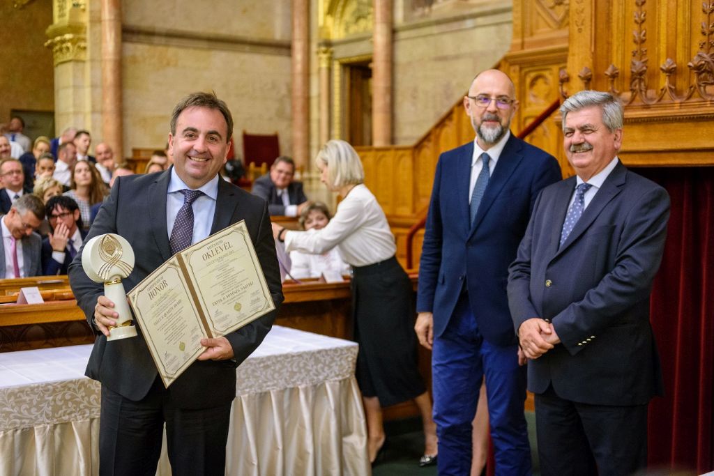 Vasvári Csaba, a CO-OP Hungary Zrt. gazdasági igazgatója az ÉMIN-díjjal