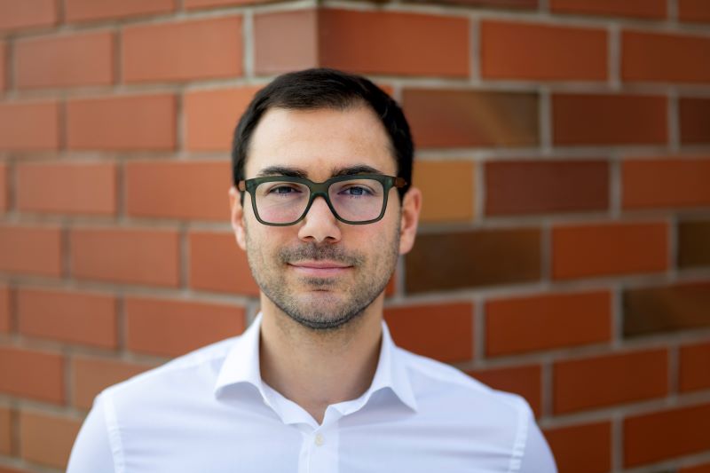 Szauer Péter 35 év után átadja a HVG operatív irányítását fiának, Szauer Tamásnak - Márkamonitor